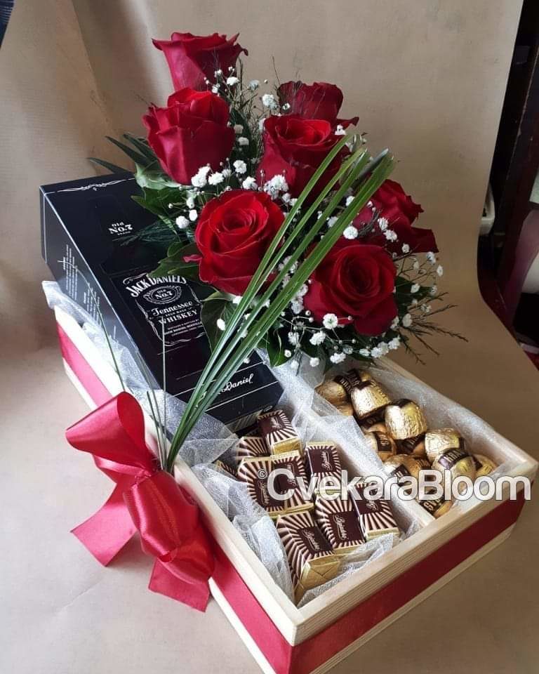 Wooden box with Jack Daniel’s and candies – Cvekara Bloom